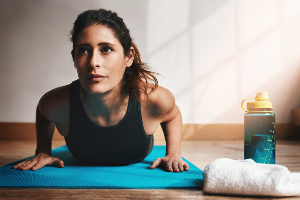 5 ejercicios simples para mantener tu pecho firme en casa este invierno ...